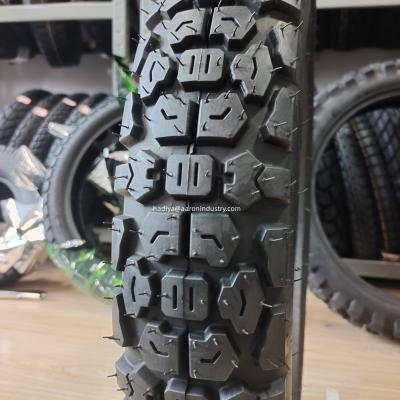 中国 生産容量1日5000pcs 18インチオートバイタイヤ 90/90-18 909018 販売のため