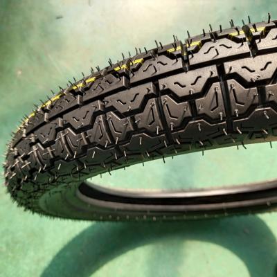 Cina Emark Pneumatico per motociclette 300-17 Casco di pneumatico resistente e contenuto di gomma del 35%-55% in vendita