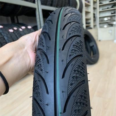 Cina pneumatici per motocicli a disegno diretto a profondo per il carico nel porto di Qingdao in vendita