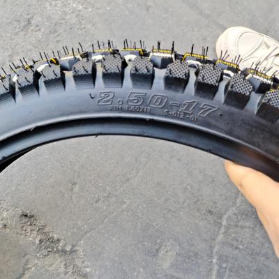 中国 250×17 モーターサイクルのタイヤ 10.5 張力強さと深層パターン設計 販売のため
