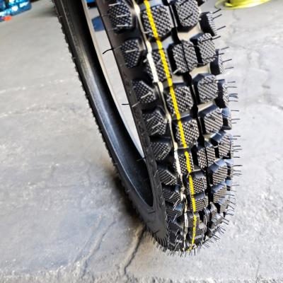 中国 250×17 モーターサイクルのタイヤ 10.5 張力強さと深層パターン設計 販売のため