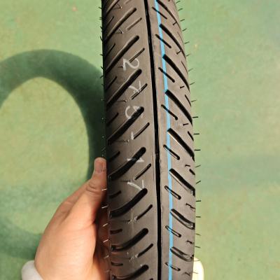 中国 深い デザイン の パターン を 備えた 耐久 性 の チューブ のない モーターサイクルの タイヤ 販売のため