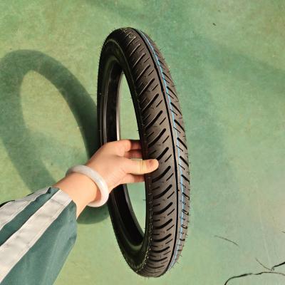 中国 深い デザイン の パターン を 備えた 耐久 性 の チューブ のない モーターサイクルの タイヤ 販売のため
