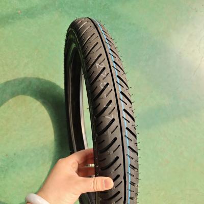 中国 深い デザイン の パターン を 備えた 耐久 性 の チューブ のない モーターサイクルの タイヤ 販売のため