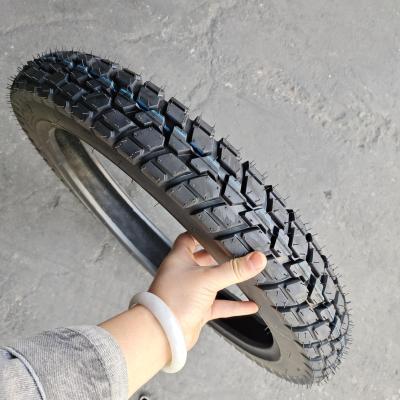 China Teor de borracha 35%-55% 300*18 pneu de motocicleta para motocicleta no porto de Qingdao à venda