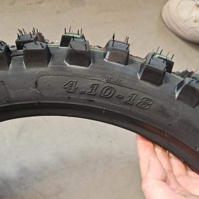 Cina 410-18 Pneumatici per motocicli fuoristrada provenienti dal porto di Qingdao e 4,8 kg in vendita