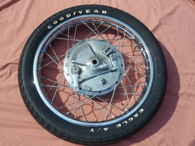 China 130/90-15 Moto Pneus sem tubo para motocicletas Pneus feitos de borracha natural aço de nylon à venda