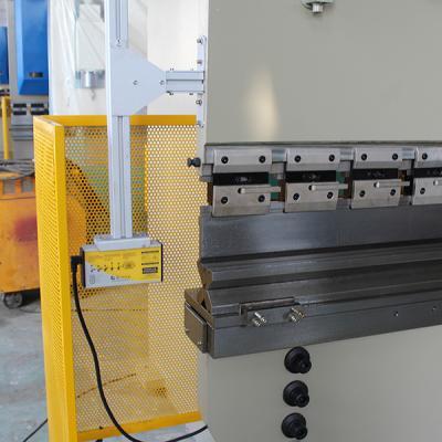 Cina 4+1 Asse di piegatura di lamiere in acciaio inossidabile CNC Press Brake Machine 200 tonnellate 3200mm in vendita