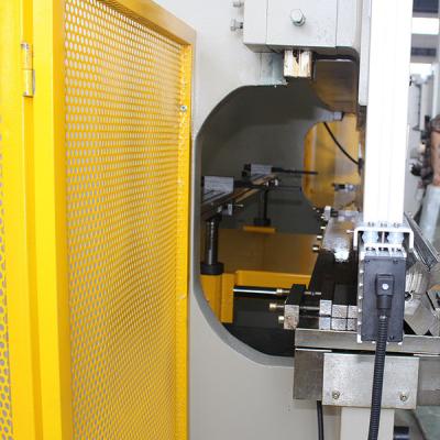 Cina 4+1 Asse di piegatura di lamiere in acciaio inossidabile CNC Press Brake Machine 200 tonnellate 3200mm in vendita