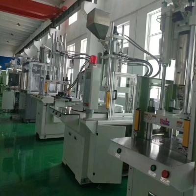 Cina Macchina verticale dello stampaggio ad iniezione con i connettori del fulmine delle materie plastiche del PE pp del PVC in vendita