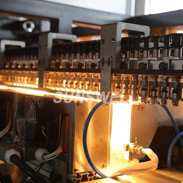 Γραμμή γεμίζοντας μηχανών 2L ΚΑΠ Combi μπουκαλιών νερό χτυπήματος Sunswell