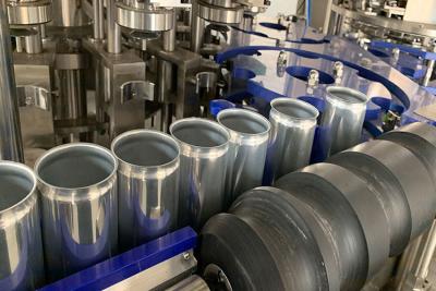 Китай Универсальный соединять швами сока Carbonated разливая по бутылкам оборудование для индустрии напитка продается