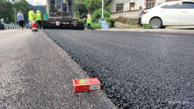 China Mix Thin Asphalt Overlays County Council Road Maintenance Crack Sealing Asphalt Roads for sale