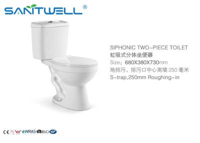 Cina WC ceramico standard americano, cinghia di Siphonic toilette del bagno di 2 pezzi in vendita