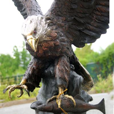 China Realistic Large Size Bald Eagle Catching Fish Bronze Garden Sculpture for sale