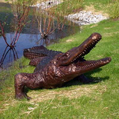China Realistic Alligator Sculpture Bronze Casting Life Size Crocodile Garden Statue for sale