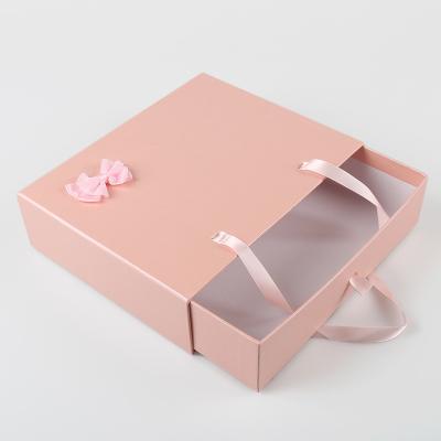 Китай Ящик коробки изготовленного на заказ розового модного подарка упаковывая портативный с лентой продается