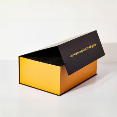 Китай Роскошная магнитная упаковочная коробка с золотым логотипом и пятнистой ультрафиолетовой отделкой продается