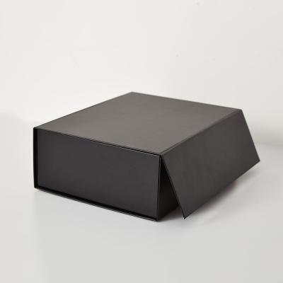中国 オールセール OEM 高級 ギフト パッケージ マグネット 折りたたむ 服 紙箱 リボン付き 販売のため