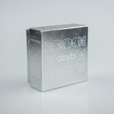 Cina Scatole per imballaggio per gioielli mini piccole in argento personalizzate all'ingrosso per braccialetti con inserto in velluto in vendita