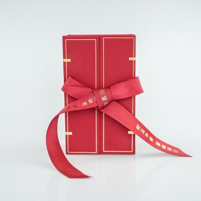 China Gepersonaliseerde Geschenkdozen Papieren Verpakking Dubbele Deur Open Ketting Verpakking Sieraden Doos Met Lint Te koop