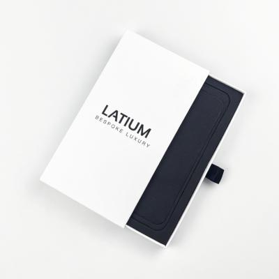 Cina Scatole per imballaggio a cassetto scorrevole di dimensioni personalizzate accettate per custodia iPhone 17 con accessori in schiuma inclusi e design in carta speciale in vendita