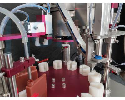 중국 터치스크린 제어 방식의 소형 데스크탑 자동 충전기, 시간당 1900병 처리 가능, 고정밀 소량 생산용 혈청, 에센셜 오일, 실험 샘플 충전 판매용