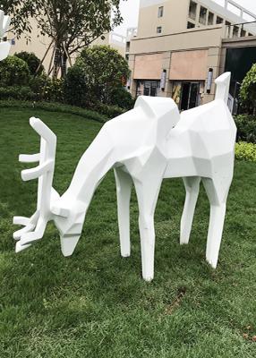 Cina Statua all'aperto della scultura della vetroresina dei cervi svegli per il parco del giardino in vendita