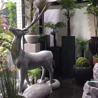 Cina I grandi cervi animali dell'interno all'aperto della vetroresina delle statue del giardino modellano il ODM ISO9001 del vaso di fiore in vendita