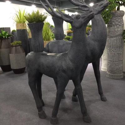 Cina I grandi cervi animali dell'interno all'aperto della vetroresina delle statue del giardino modellano il ODM ISO9001 del vaso di fiore in vendita