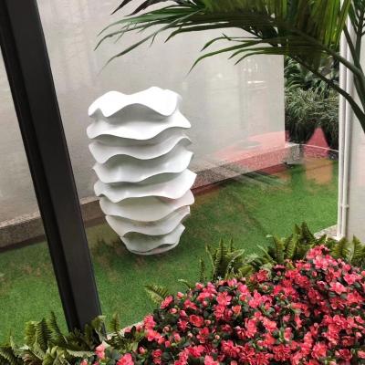 Cina I vasi da fiori ondulati di forma FRP fanno il giardinaggio grandi piantatrici bianche alte nordiche della vetroresina in vendita