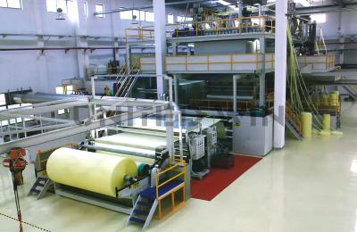 Cina macchina non tessuta di larghezza pp Spunbond di 1600mm per la maschera di protezione eliminabile degli indumenti in vendita