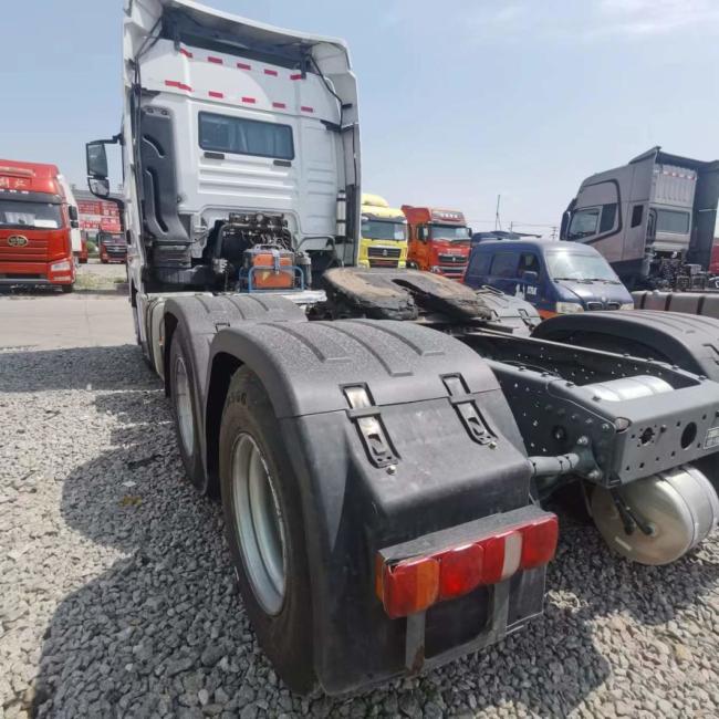 Heavy Duty CNG Tractor Truck with Air Suspension Seat for Cargo Transport