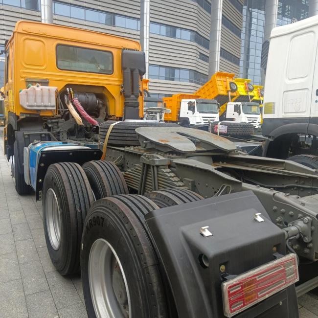 2024 Used Chinese Heavy-Duty HOWO Transport Truck Designed for Tough Terrains