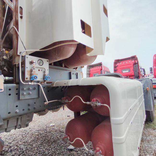 Reliable Sinotruk HOWO Cnl LNG Tractor Head for Sale