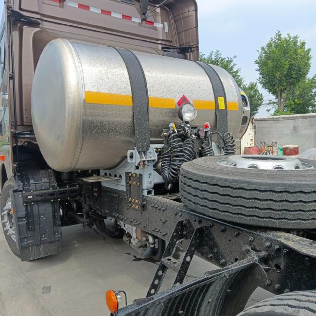 Heavy Duty China Liberation Jh6 Transport Truck 6X4/8X4 10/12 Wheeled Second-Hand Towing Head Truck for Sale