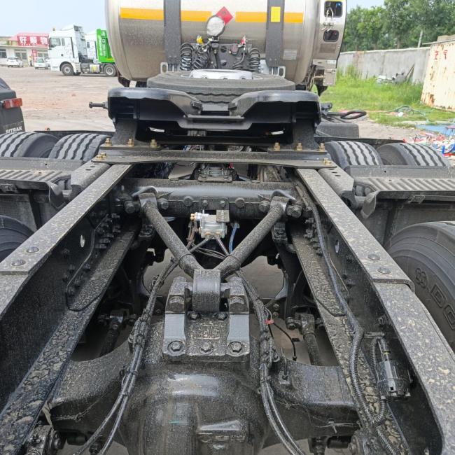 Heavy Duty China Liberation Jh6 Transport Truck 6X4/8X4 10/12 Wheeled Second-Hand Towing Head Truck for Sale
