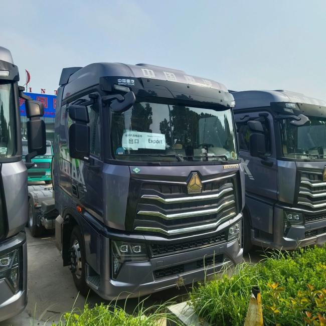 Automatic Transmission Heavy Truck: HOWO LNG Tractor Trailer Head