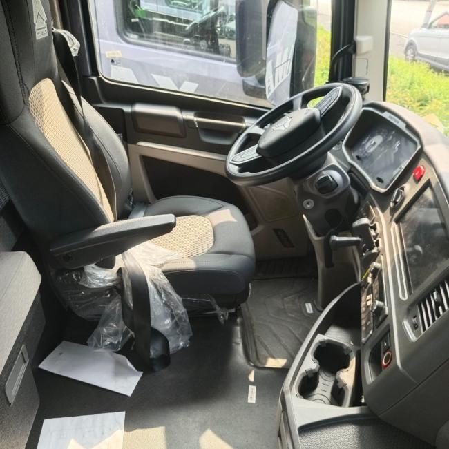 Automatic Transmission Heavy Truck: HOWO LNG Tractor Trailer Head