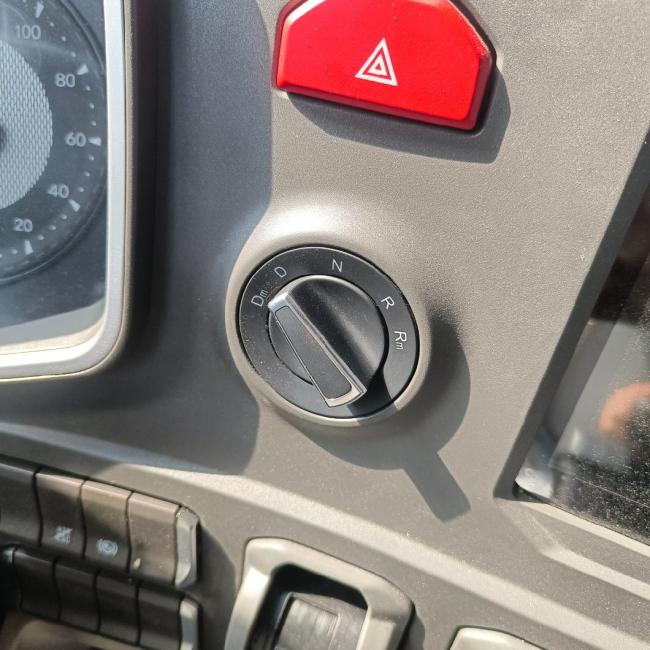Automatic Transmission Heavy Truck: HOWO LNG Tractor Trailer Head