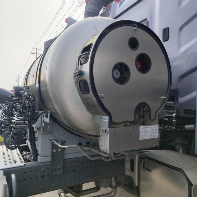 Automatic Transmission Heavy Truck: HOWO LNG Tractor Trailer Head