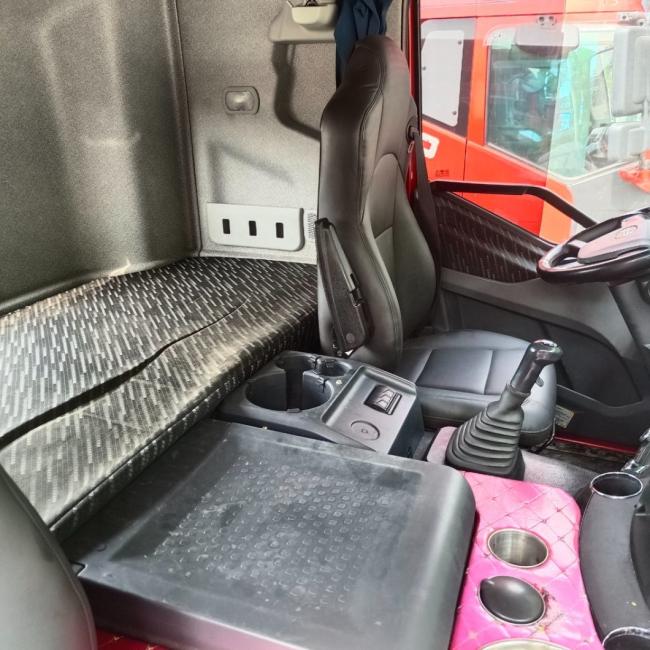 Low Price Sales of Versatile J6p Towing Truck for Freight