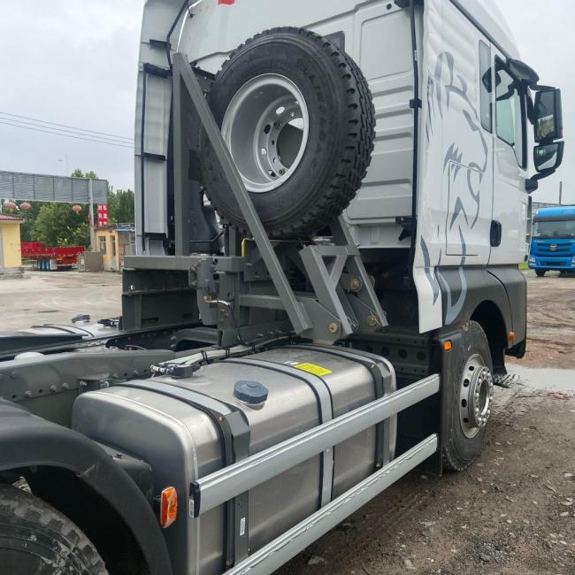 China Shandeka Traction Truck Diesel Engine 6 * 4/4 * 2/6 * 2 390HP New Traction Transport Vehicle