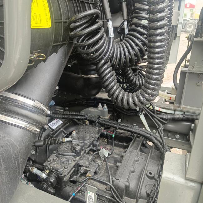 China Shandeka Traction Truck Diesel Engine 6 * 4/4 * 2/6 * 2 390HP New Traction Transport Vehicle