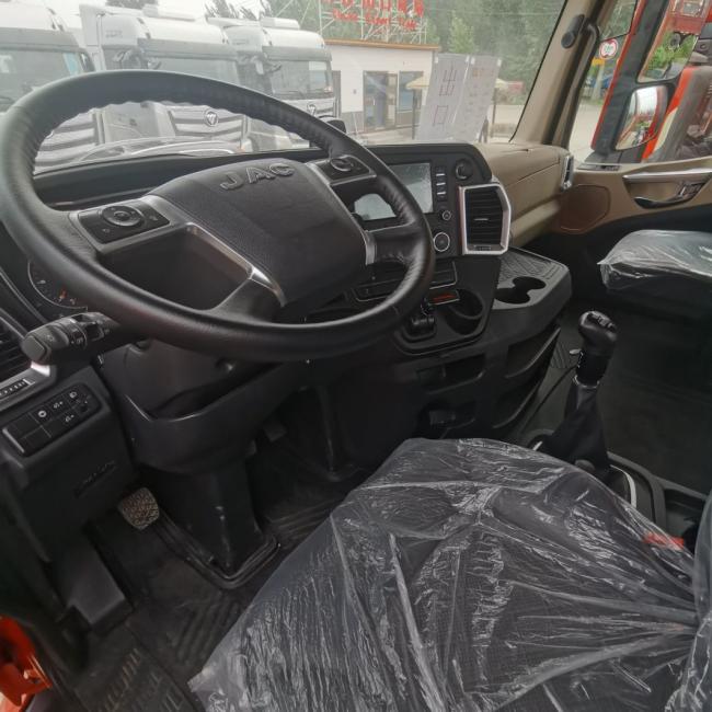 Powerful JAC 6X4 Truck with 1000L Fuel Tank for Heavy Towing