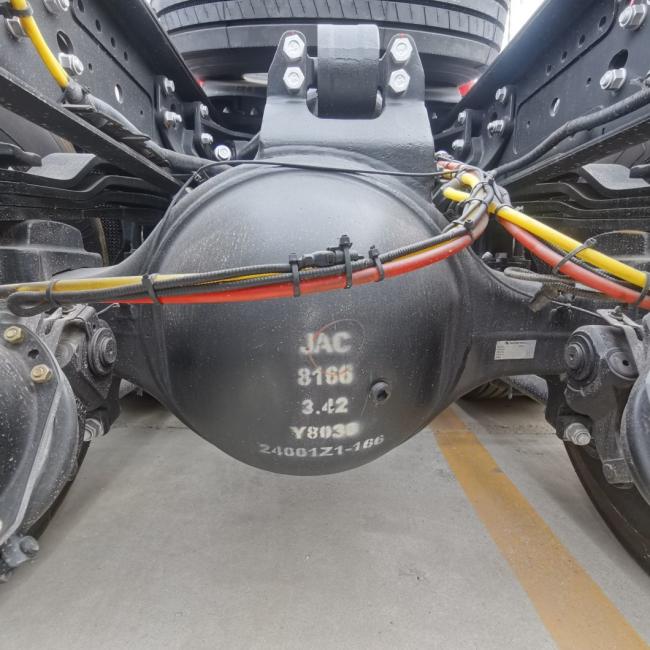 Heavy Duty JAC 6X4 Truck for Towing Semi Trailers Efficiently