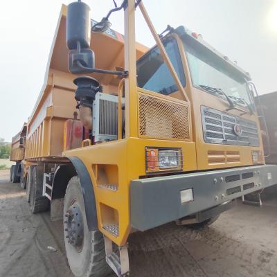 China Handgestuurde zware dumper op Sinotruk-chassis met bediend stuur Te koop