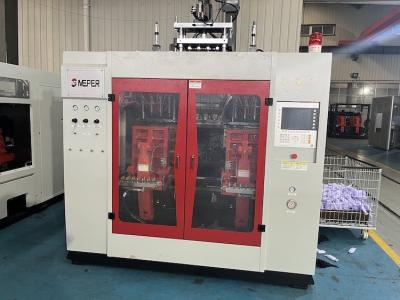 중국 1L 컨테이너 용량 자동 탈육 시스템 포함 된 3 헤드 플라스틱 병 블로 폼 머신 판매용