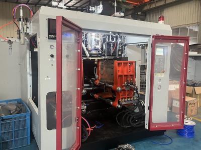 Cina Triple In Mould Etichettatura 1L Bottiglia di plastica Blow Molding Machine con tipo D in vendita