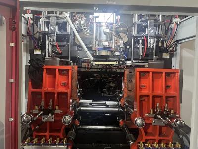 Cina Macchina per stampaggio a soffiatura a estrussione automatica a tre teste 10L in vendita